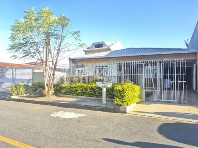 CASA COM 160 M2 NO BAIRRO XAXIM TERRENO 214,50 M2 2 QUADRAS DA RUA PRIMEIRO DA MAIO