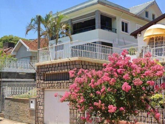 Casa com 167m², 4 dormitórios, 2 suítes, 2 vagas no bairro Santa Tereza
