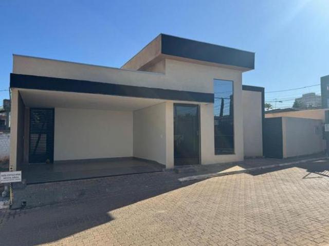 Casa com 185m² de área útil, com 3 suítes à venda ou locação no Guará II