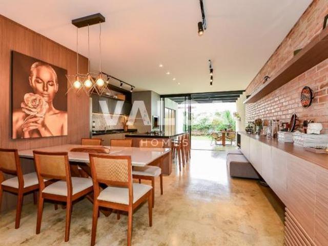 Casa com 177.5 m², 3 quartos sendo 1 suíte à venda no bairro Água Verde