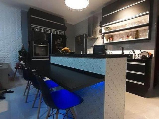 Casa com 180mt² á venda no Jd Itamaraty, 3 quartos, 1 suite e 2 vagas