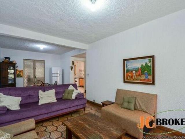 Casa com 187 m², 5 dormitórios sendo 2 suítes, living para 2 ambientes, um amplo quintal