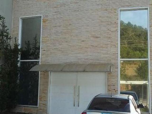 Casa com 1 dormitório, sendo 1 suíte, 4 vagas Bairro Guarujá