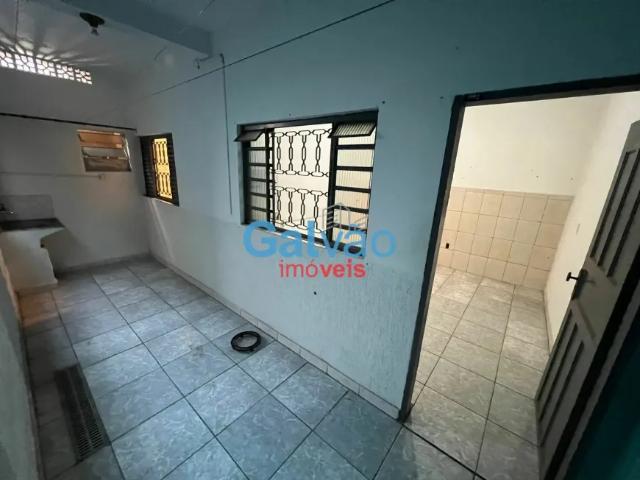 Casa com 1 Quarto e 1 banheiro para Alugar, 30 m² por R$ 650/Mês