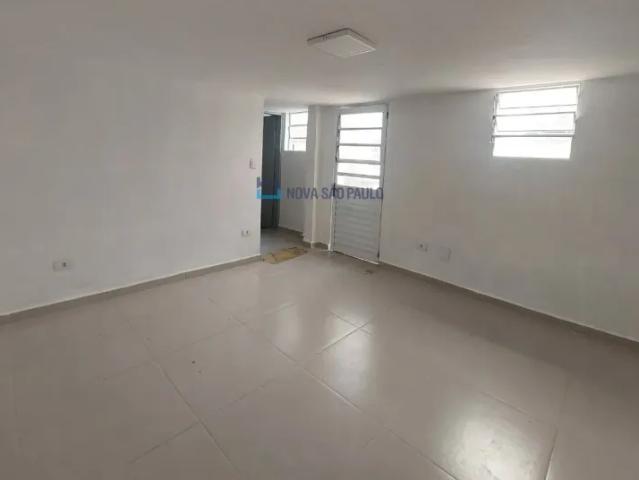 Casa com 1 Quarto e 1 banheiro para Alugar, 40 m² por R$ 900/Mês