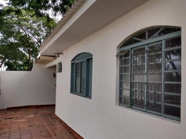 CASA COM 1 SUÍTE E 2 QUARTOS NA ZONA 08 EM MARINGÁ PR