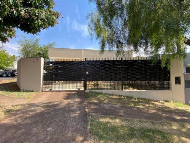CASA COM 1 SUÍTE E 2 QUARTOS NO JARDIM DIAS I EM MARINGÁ PR
