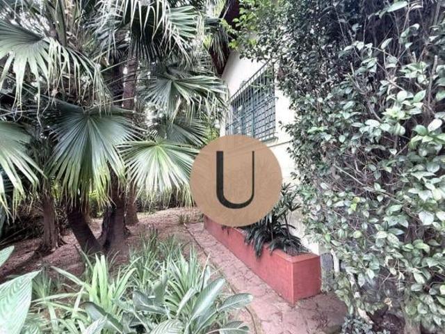 Casa com 1.400 m² de terreno e jardim exuberante na Vila Olímpia