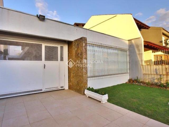 Casa com 1salão de festas, piscina, distribuídos em terreno de 448,m²