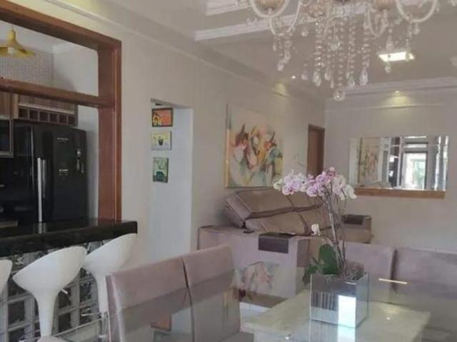 Casa com 200 m² e 3 quartos à venda em Vila Henrique