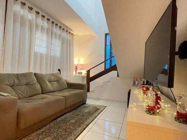 Casa com 200 mt², 4 quartos, 1 suíte, área de lazer e 2 vagas à venda no Centro