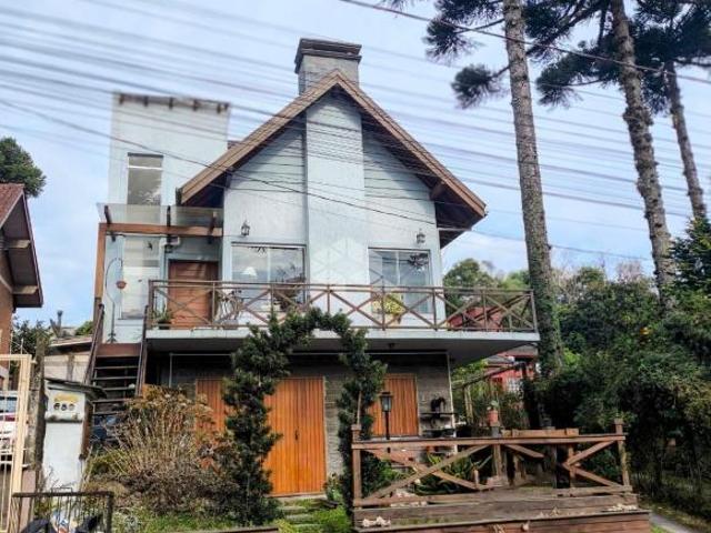 Casa com 200m², a poucos metros do Lago Negro em Gramado