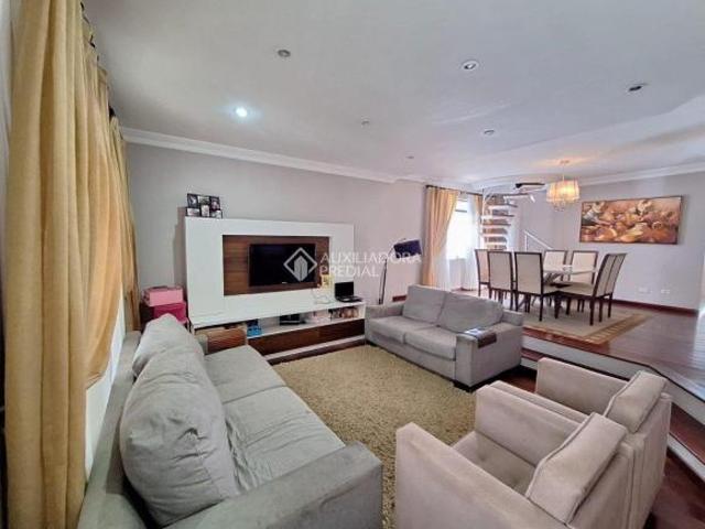 Casa com 200m² 03 quartos sendo 01 suíte