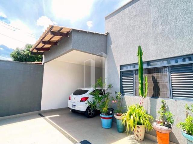 Casa com 210 m², 3 quartos e terreno amplo no Residencial Marília