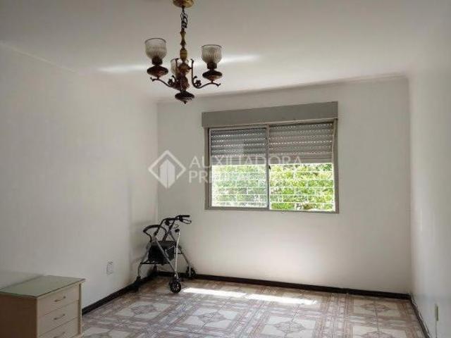 Casa com 216 M² com Pátio amplo, 03 dormitórios, 01 suíte, garagem para 3 carros