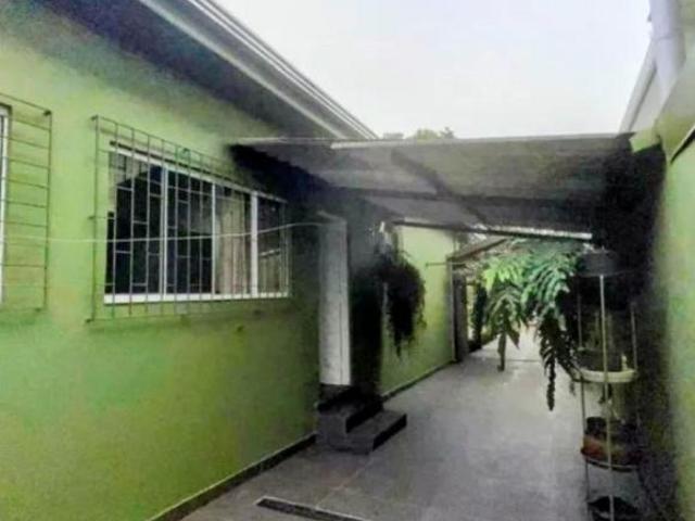 CASA COM 222M², SUÍTE E QUINTAL ESPAÇOSO