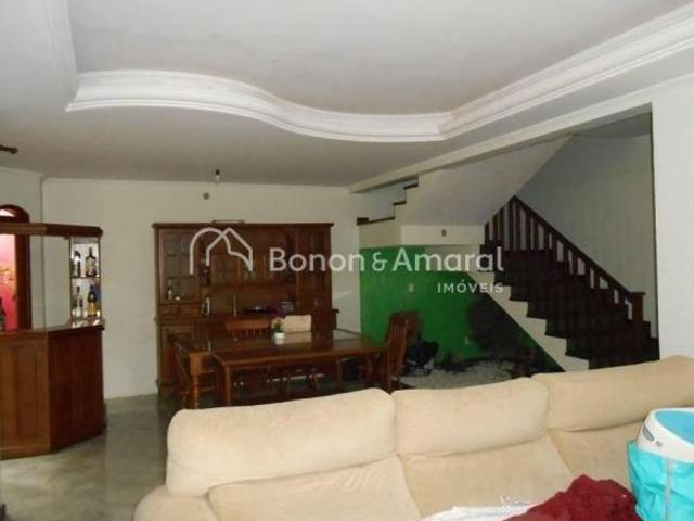 Casa com 230 m² e 5 quartos