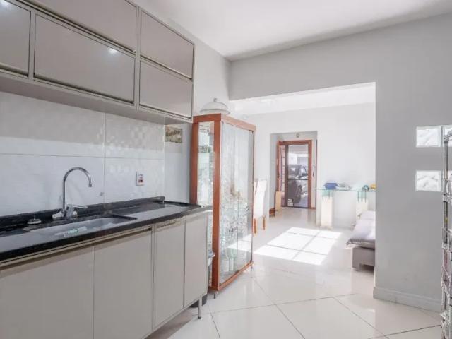 Casa com 233m² e 5 dormitórios, 2 suítes, 3 vagas no bairro Menino Deus em Porto Alegre para Alugar