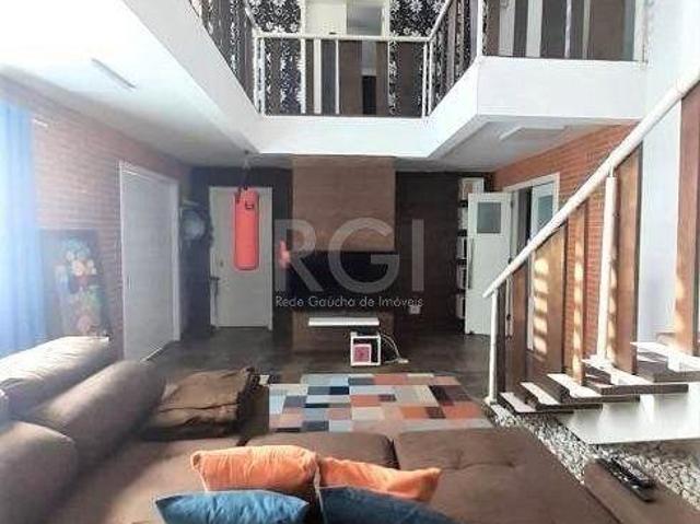 Casa com 233m², 2 dormitórios sendo 1 suíte, living com lareira, espaço gourmet com churrasqueira, p