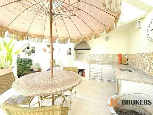 Casa com 240 m² de área útil, 4 dormitórios com ar condicionado sendo 1 suíte, 4 vagas