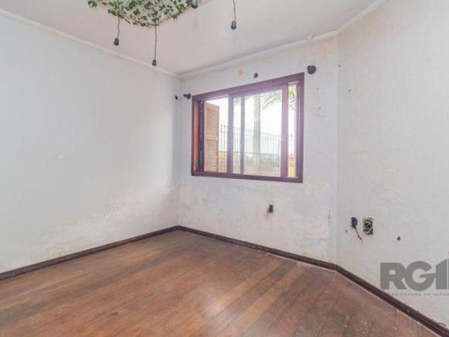 Casa com 240m², 3 dormitórios, 6 vagas no bairro Sarandi