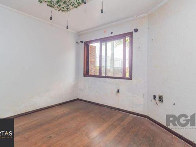 Casa com 240m², 3 dormitórios, 6 vagas no bairro Sarandi