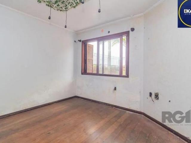 Casa com 240m², 3 dormitórios, 6 vagas no bairro Sarandi