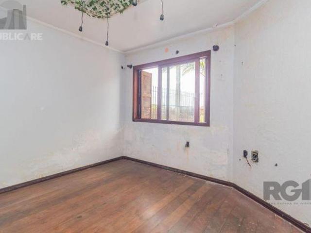 Casa com 240m², 3 dormitórios, 6 vagas no bairro Sarandi
