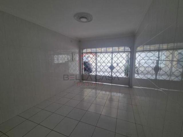Casa com 243 m², 3 dormitorios, 3 vagas bem localizada