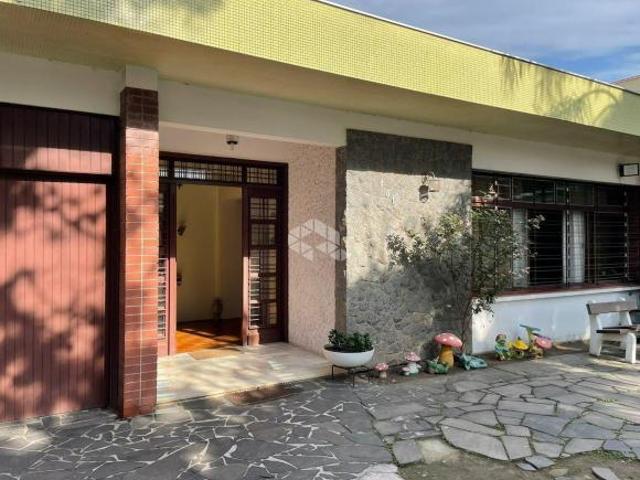 Casa com 243m2 com amplo pátio, próximo de escola e diversos tipos de comércio