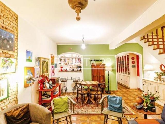 Casa com 250 m², 4 quartos sendo 1 suíte e 2 vagas à venda no bairro Vila Cordeiro