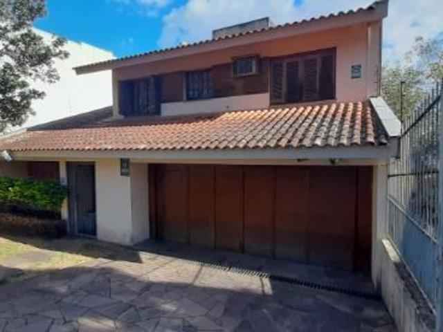 Casa com 261m², Piscina e Suíte com Ofurô – Próxima ao Barra Shopping