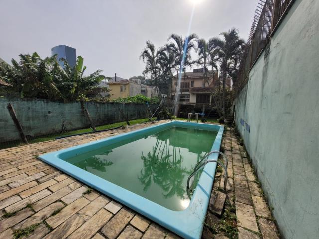 Casa com 261m², Piscina e Suíte com Ofurô – Próxima ao Barra Shopping