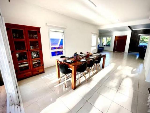 Casa com 270 metros², 3 quartos, piscina e churrasqueira em Santos SP
