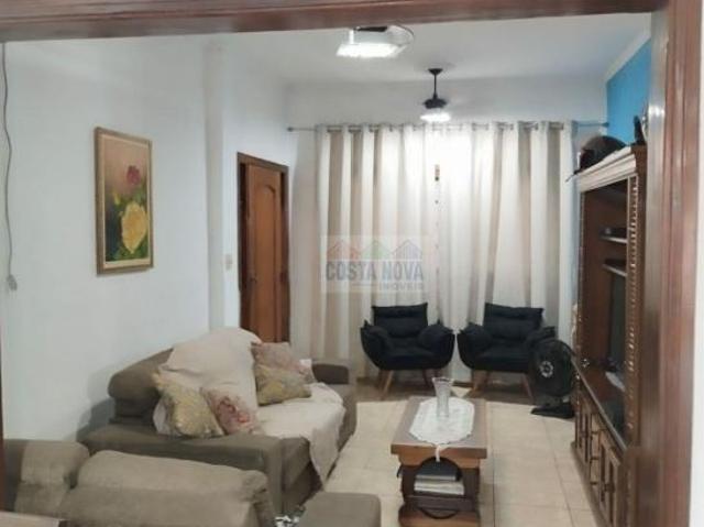 Casa com 275 m², são 3 quartos, 2 banheiro, sala para 2 ambientes, 3 vagas de garagem