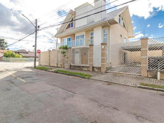 Casa com 276 m² privativos 04 quartos sendo 01 suíte e 01 demi suíte 04 vagas Capão da Imbuia