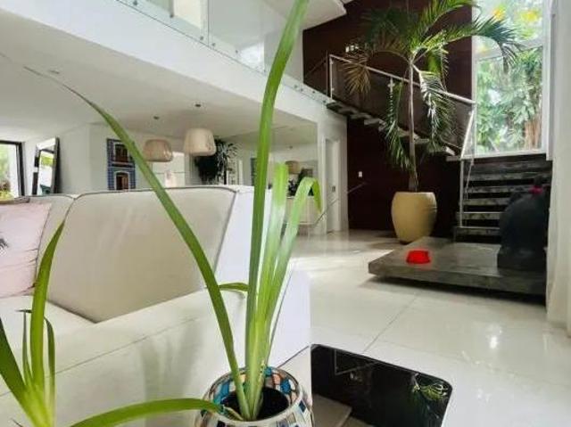 Casa com 290 m2 construídos e 9 quartos para venda no Centro ideal para sua família