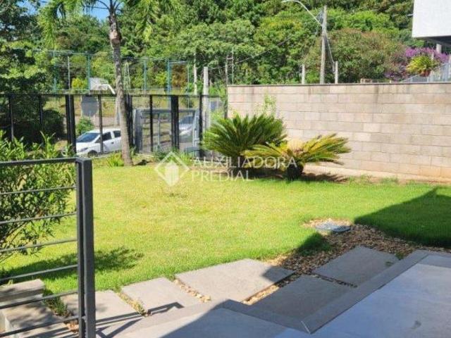 Casa com 295m² e 3 vagas de garagem, semi mobiliada