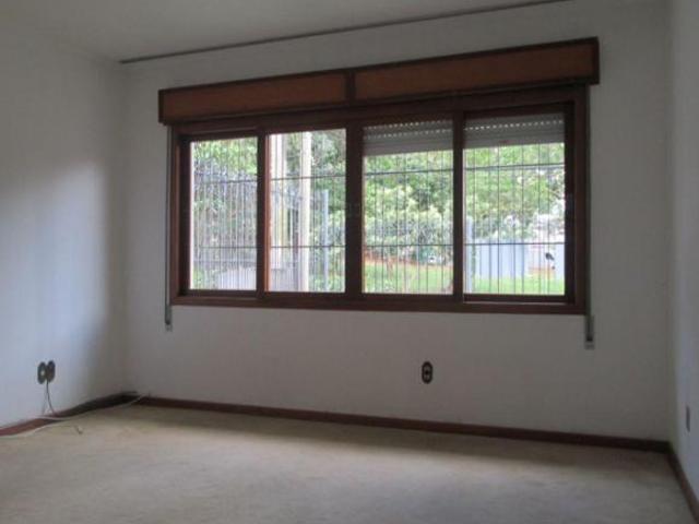 Casa com 299m², 4 dormitórios. no bairro Jardim Sabará, Zona Norte de Porto Alegre