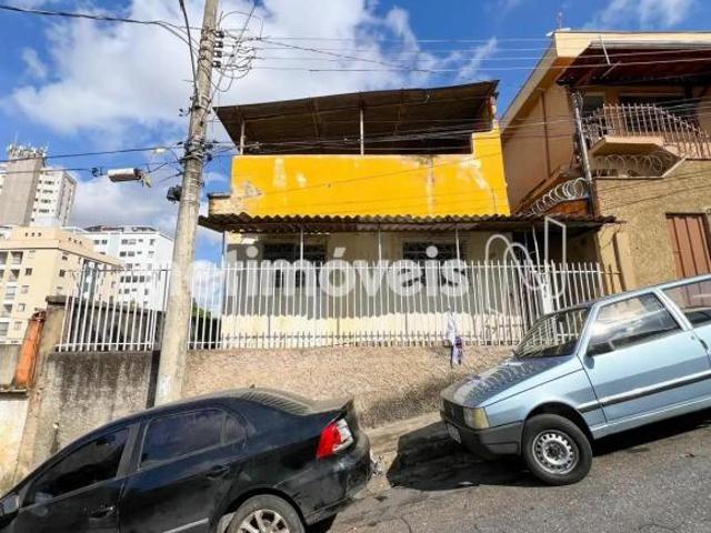 Casa com 2 moradias, aceita financiamento, no Sagrada Família próximo a Estação