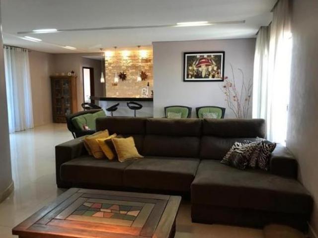 Casa com 2 Andares, Dentro de Condomínio, 5 Quartos, Lote de 400m², Boa Localização na Rua 05 em Vic