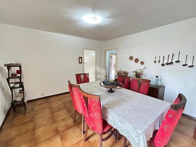 Casa com 2 andares, semi mobiliada, 300m2, vagas para 3 Carros e 4 dormitórios, Jardim Itú, Port