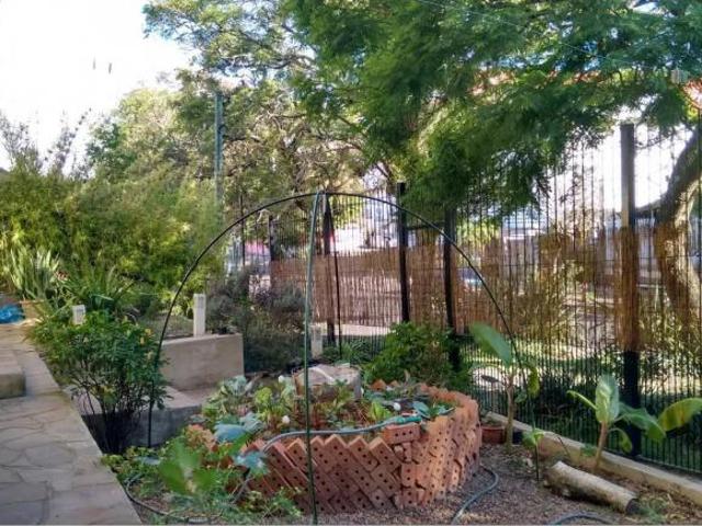 CASA COM 2 ANDARES, TERRAÇO e 3 DORMIT