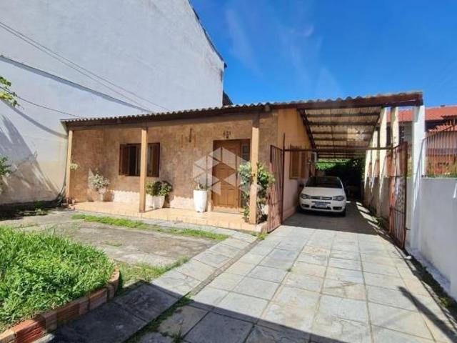 Casa com 2 casas e 3 vagas