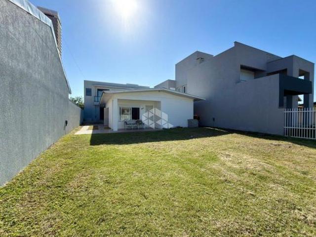 Casa com 2 dormitórios na frente e sobrado com 3 dormitórios atrás, a poucos metros do mar no Centro