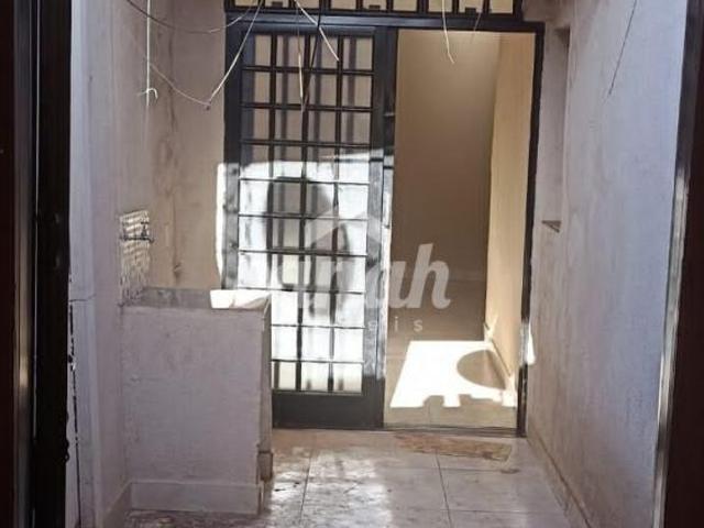 Casa com 2 dormitórios com ventilador de teto, banheiro com box e gabinete.