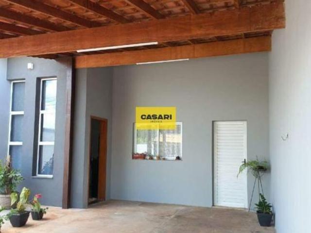 Casa com 2 dormitórios, cozinha com planejados e amplo quintal com garagem para