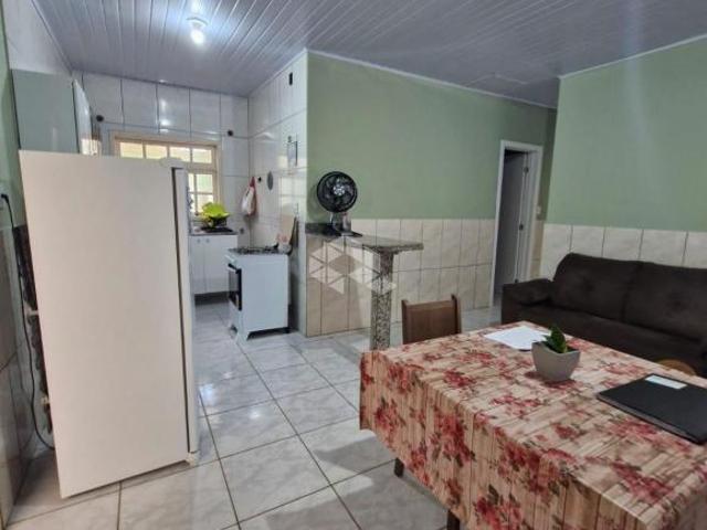 Casa com 2 dormitórios e 1 vaga de garagem, no bairro Farrapos, em Porto Alegre