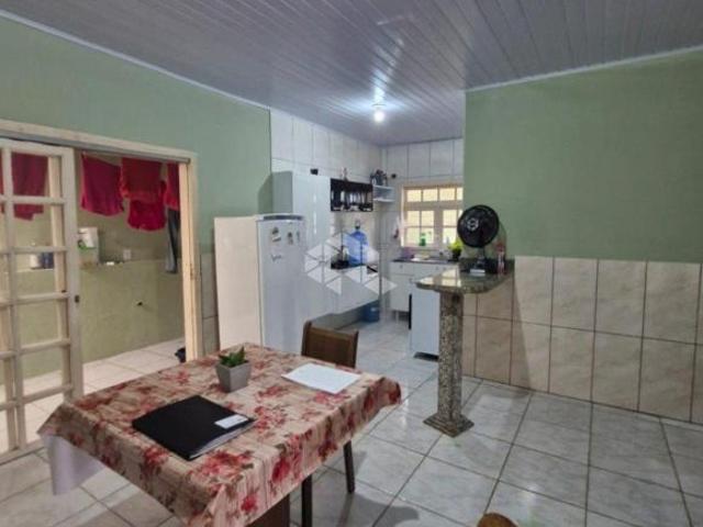 Casa com 2 dormitórios e 1 vaga de garagem, no bairro Farrapos, em Porto Alegre