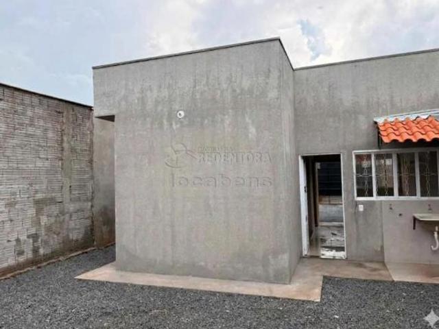 Casa com 2 dormitórios e 2 vagas de garagem